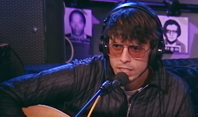 Dave Grohl Sings An Incredible Acoustic Version of 'My Hero' on the ...